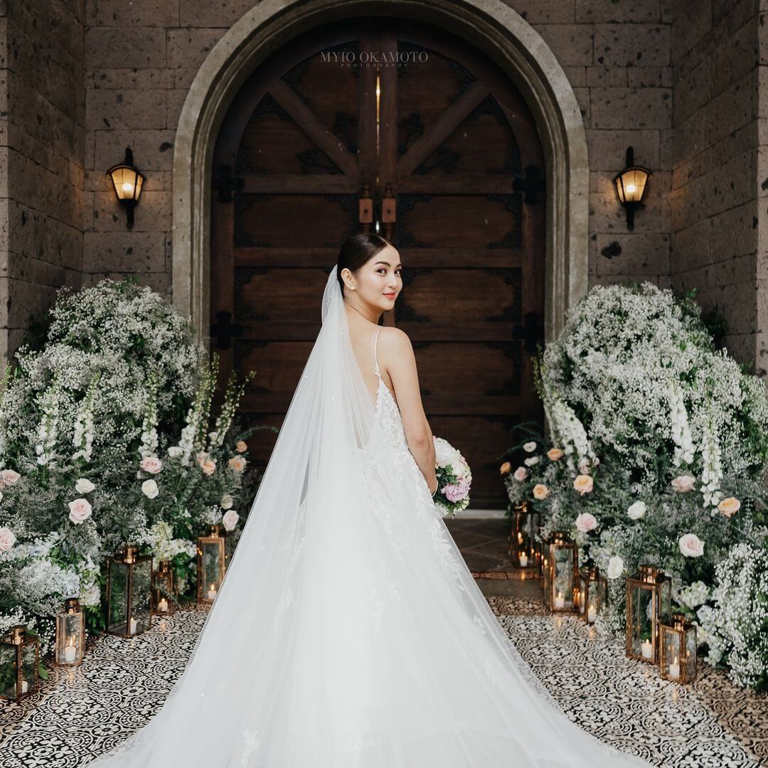 Carlo Aquino & Charlie Dizon Tie The Knot In A Garden Wedding ...